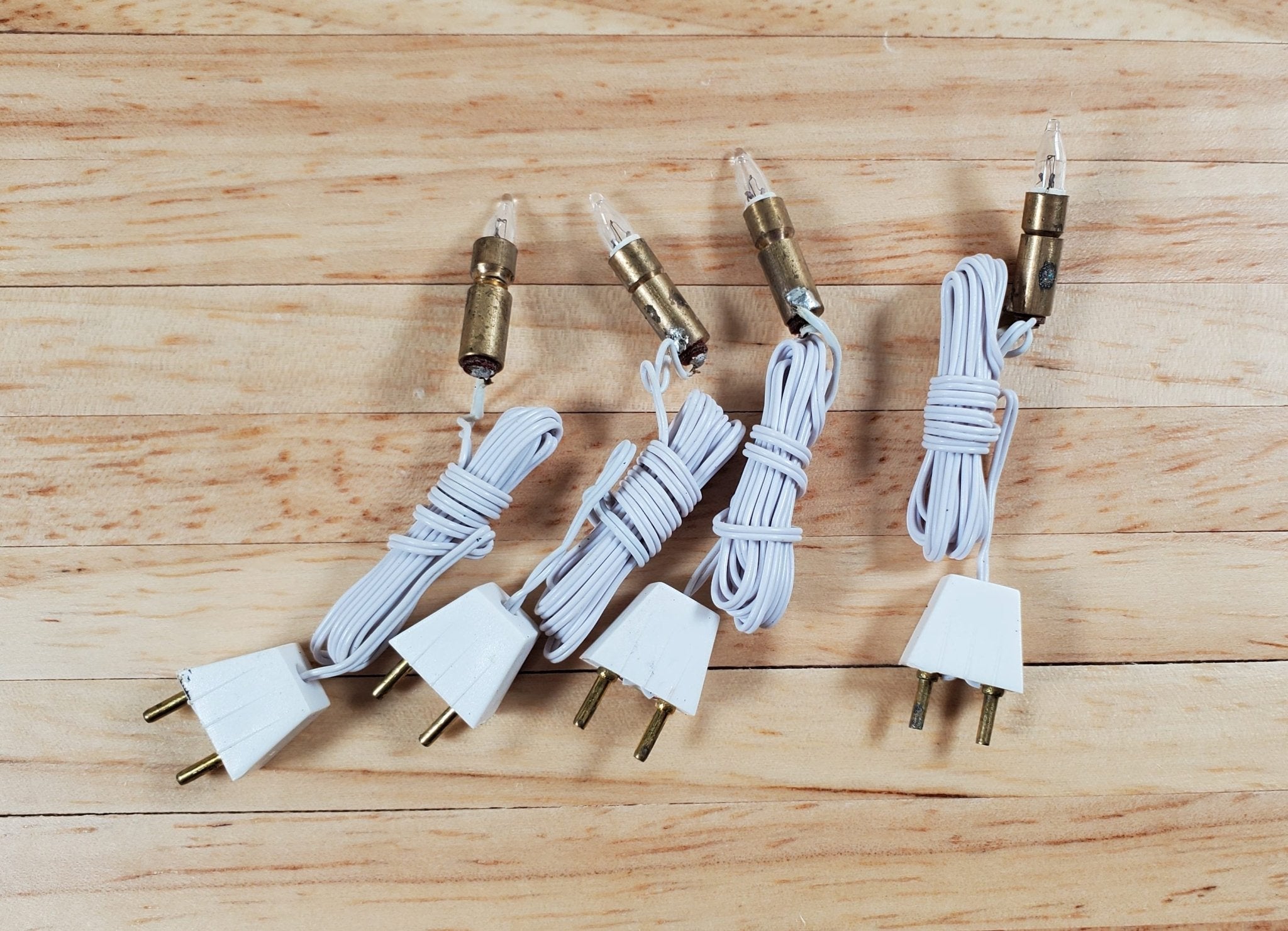 Dollhouse Candle Tip Bulbs in Sockets with Plug Set of 4 1:12 Scale Mi ...