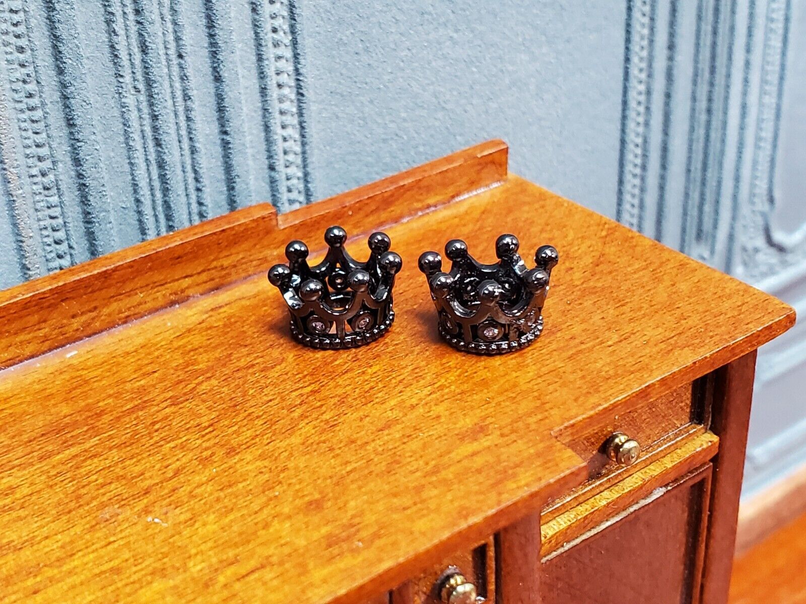 Tiny Crowns Bronze Metal Set of 2 Miniatures Jewelry Model Making 1:48 ...